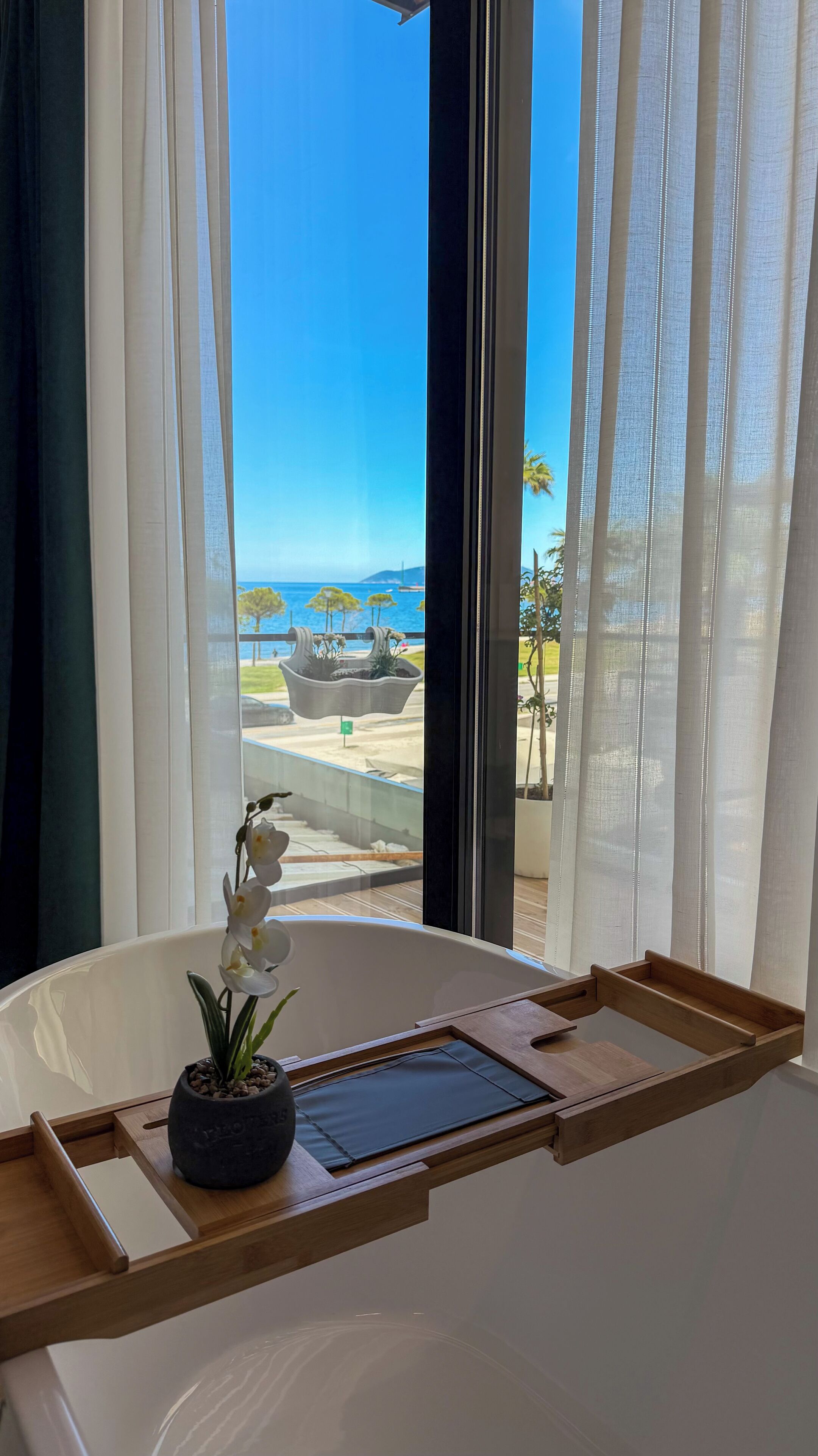Quarto casal conforto, sacada, vista para a praia | Cofres nos quartos, quartos à prova de som