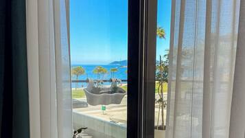 Quarto casal conforto, sacada, vista para a praia | Cofres nos quartos, quartos à prova de som
