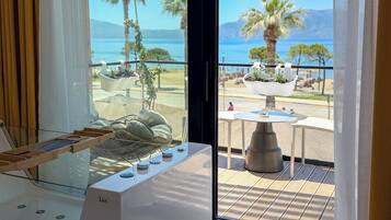 Quarto casal conforto, sacada, vista para a praia | Cofres nos quartos, quartos à prova de som