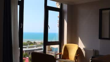 Quarto Triplo, vista para o mar | Sala de estar