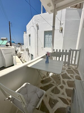 Nesa Paros | Exterior