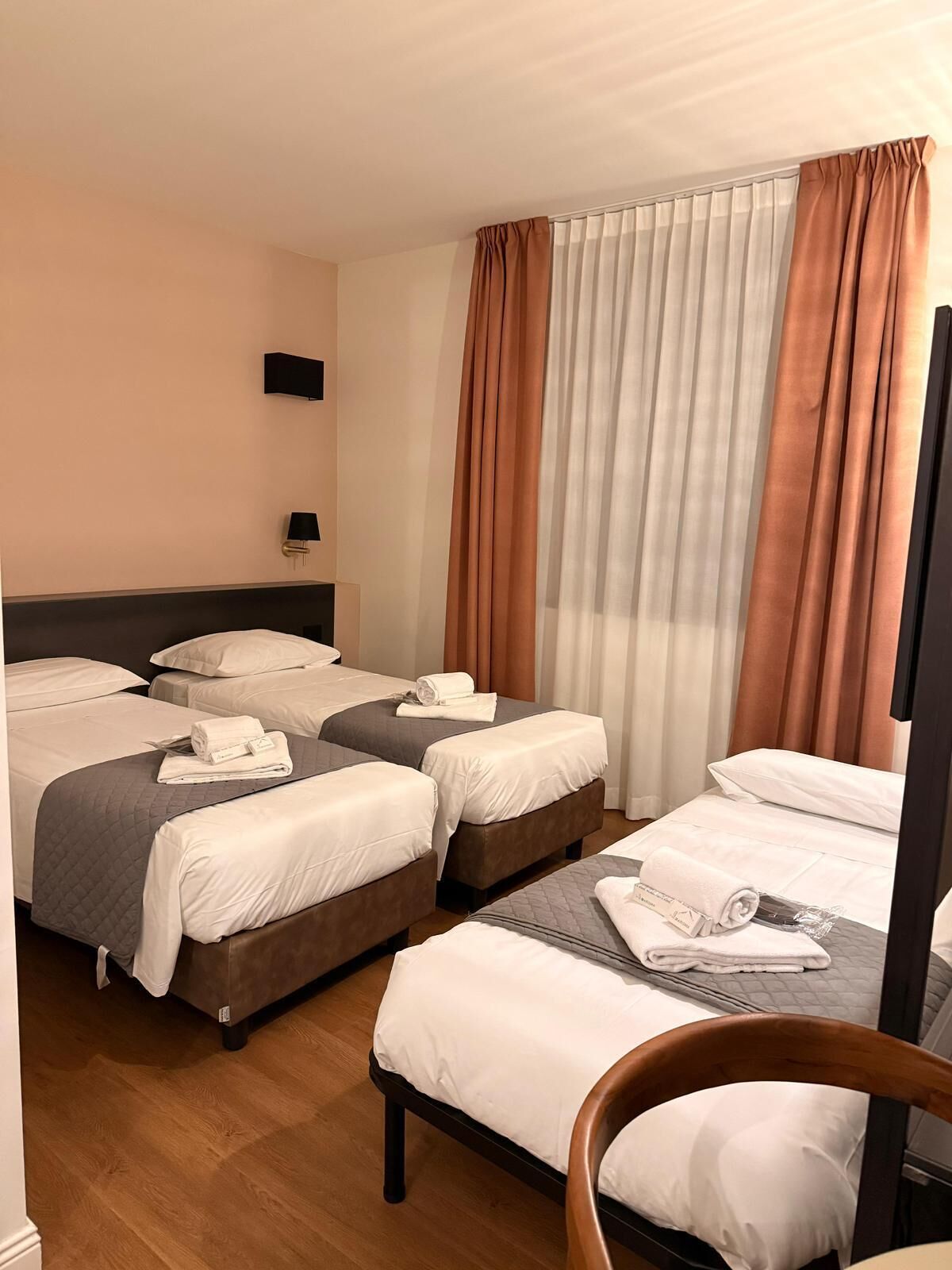 Quarto Triplo Clássico | Secretária, Wi-fi grátis, roupa de cama fornecida 