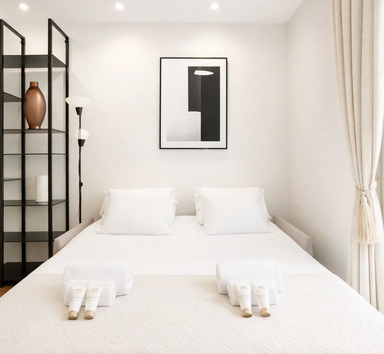 Apartamento superior, vista para a cidade | Área de estar | Smart TV 80 cm com canais digitais