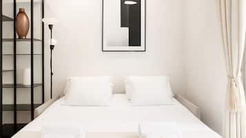 Apartamento superior, vista para a cidade | Área de estar | Smart TV 80 cm com canais digitais