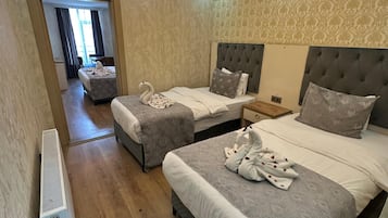 Quarto quádruplo família, vista para a cidade | Escrivaninha, espaço de trabalho para notebook, Wi-Fi de cortesia