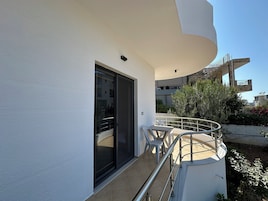 Estúdio Standard, varanda, vista para o jardim | Varanda