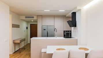 Apartamento, sacada, vista para o mar | Cozinha privada | Chaleira elétrica