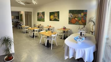 Café da manhã com pratos da culinária local grátis todos os dias
