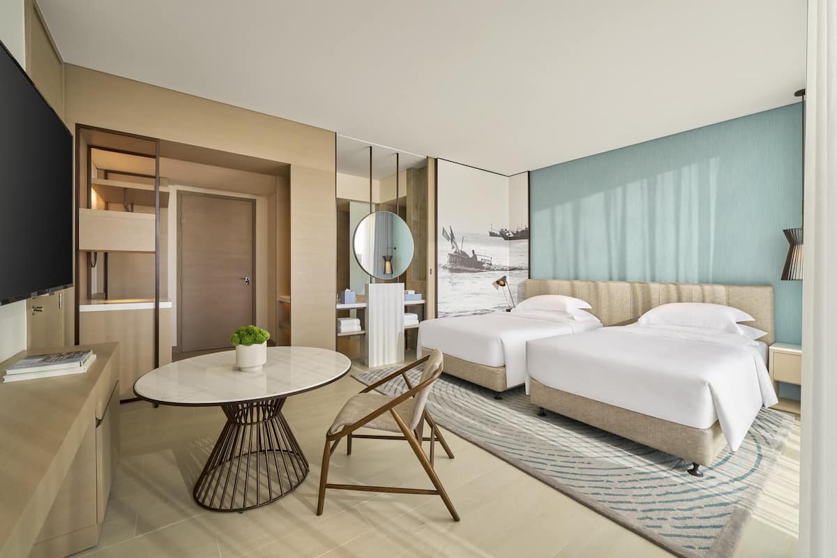 Quarto, 2 camas individuais | Minibar, cofre no quarto, ferro/tábua de engomar, Wi-fi grátis