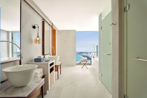 Nha Trang Bay Suite, 1 King bed | Casa de banho | Artigos de higiene pessoal grátis, um secador de cabelo, roupões 