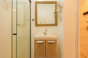 Apartamento | Banheiro | Chuveiro, secador de cabelo, toalhas de banho, papel higiênico