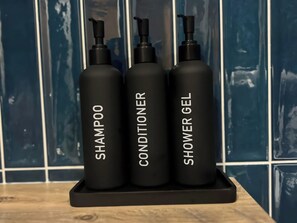 Um polibã, um secador de cabelo 