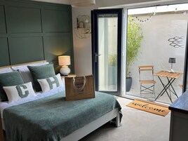 4 quartos, com decoração personalizada, com mobília individualizada 