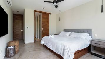 Casa Deluxe, varanda, vista para o jardim | Cofre no quarto, cortinas/cortinados opacos, ferro/tábua de engomar