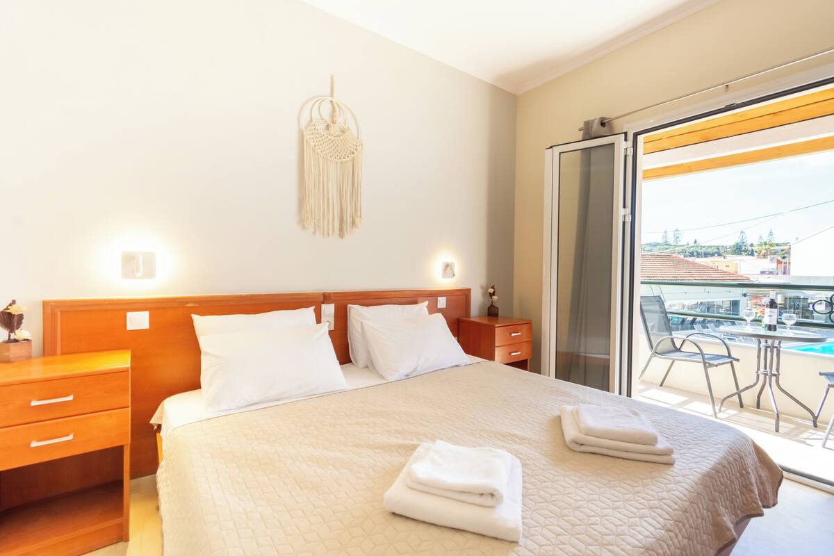 Cofres nos quartos, cortinas blackout, ferros/tábuas de passar roupa