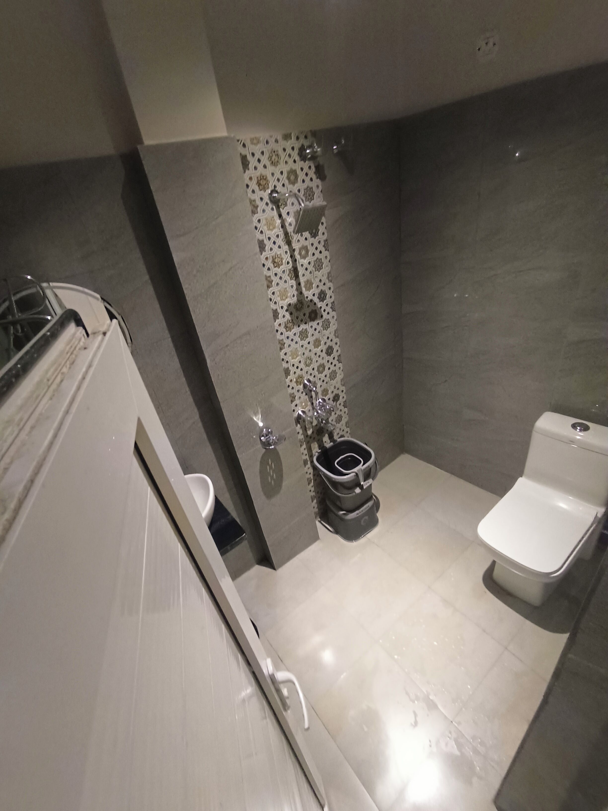 Um polibã, um chuveiro fixo, toalhas fornecidas, sabão 