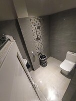 Chuveiro, chuveiro com efeito de chuva, toalhas de banho, sabonete