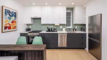 Apartamento, 1 cama queen-size e sofá-cama, cozinha | Cozinha privada | Uma cafeteira/bule, uma chaleira elétrica
