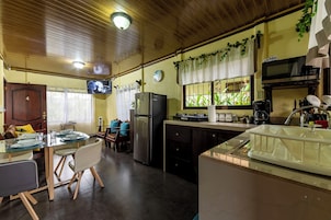 Apartamento superior, 2 quartos | Área de estar | TV LED 32 polegadas com canais a cabo