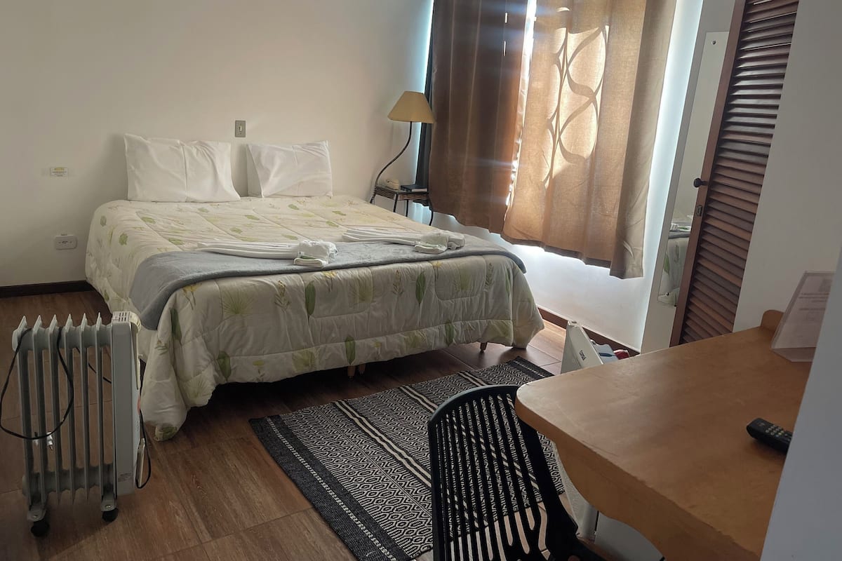 Quarto Standard, 1 cama de casal | Minibar, secretária, secretária adequada para computadores portáteis