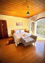 Quarto superior, sacada, vista para a montanha