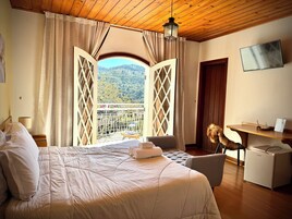 Quarto superior, sacada, vista para a montanha