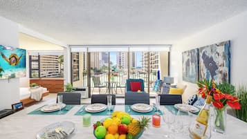Condo conforto, 1 cama King e sofá-cama, sacada (0112) | Opções para refeição no quarto