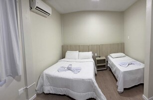 Quarto triplo | Escrivaninha, Wi-Fi de cortesia