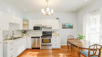 Apartamento Deluxe, vista para o jardim | Cozinha privada | Um frigorífico no espaço comum, um micro-ondas no espaço comum