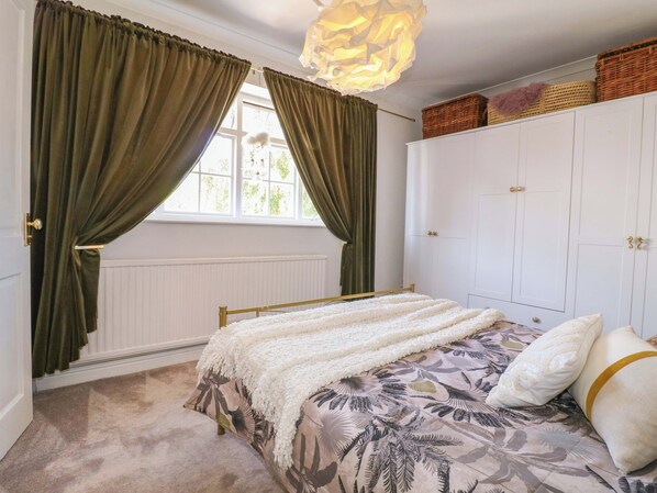 2 quartos, com decoração personalizada, com mobília individualizada 