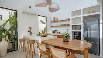 Villa Deluxe, vista para a piscina | Sala de jantar