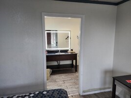 Quarto Individual Deluxe, vista para a montanha | Casa de banho | Um secador de cabelo, toalhas fornecidas, sabão, champô 