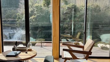 Villa de Luxo, vista para o rio | Sala de estar | TV de ecrã plano