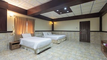 Quarto Triplo Deluxe, várias camas, varanda | Secretária, secretária adequada para computadores portáteis