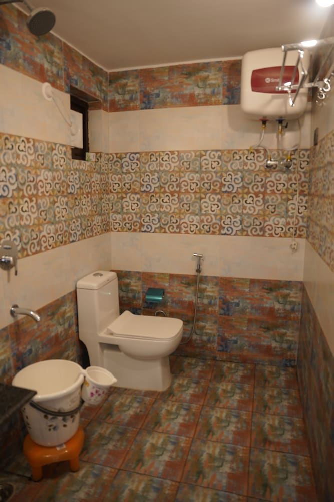 The Oak & Lake View Resort - Nainital