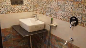 Quarto Duplo Deluxe, varanda | Casa de banho | Artigos de higiene ecológicos