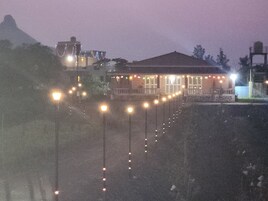 Fachada do alojamento (tarde/noite)