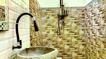 Quarto casal luxo, sacada | Banheiro | Chuveiro, secador de cabelo, chinelos, toalhas de banho