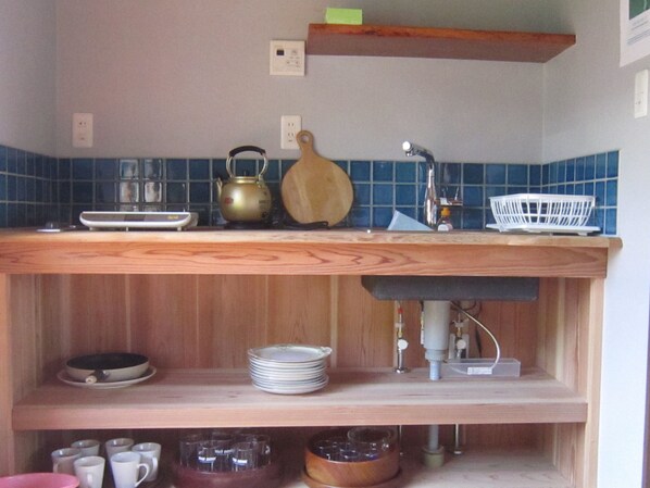 Cozinha privada | Frigobar, micro-ondas, cooktop, panela elétrica de arroz