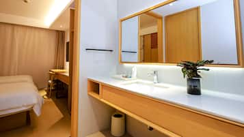 Cortinas/cortinados opacos, ferro/tábua de engomar, Wi-fi grátis