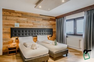 Quarto Duplo | Cofre no quarto, berços/camas para crianças, roupa de cama fornecida 