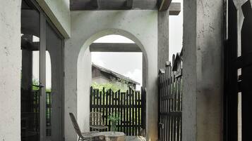 Quarto Duplo Superior, vista para a colina | Terraço/pátio interior