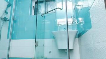 Apartamento Comfort, 3 quartos, Vista para a cidade | Casa de banho | Um polibã, artigos de higiene pessoal grátis, toalhas fornecidas, sabão