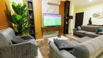 Apartamento Standard, 1 quarto, Vista para a cidade | Sala de estar | Smart TV de 42 polegadas com canais via satélite