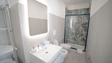 Apartamento família (Perez 3) | Banheiro | Chuveiro, produtos de toalete grátis, secador de cabelo