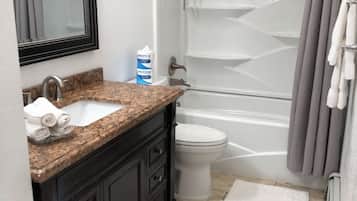 Quarto Familiar, 1 quarto, não fumadores, cozinha | Lençóis de algodão egípcio, roupa de alta qualidade, edredões de penas