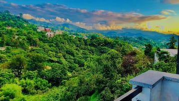 Quarto Duplo Standard, vista para a montanha | Vista para o jardim