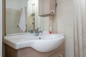 Apartamento Familiar, 1 quarto (Giosue' Apartment Near Bari) | Casa de banho | Um polibã, um secador de cabelo, um bidé, toalhas fornecidas