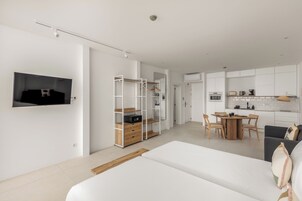 Estúdio Deluxe, 2 camas individuais, varanda | Cofre no quarto, quartos insonorizados, ferro/tábua de engomar 
