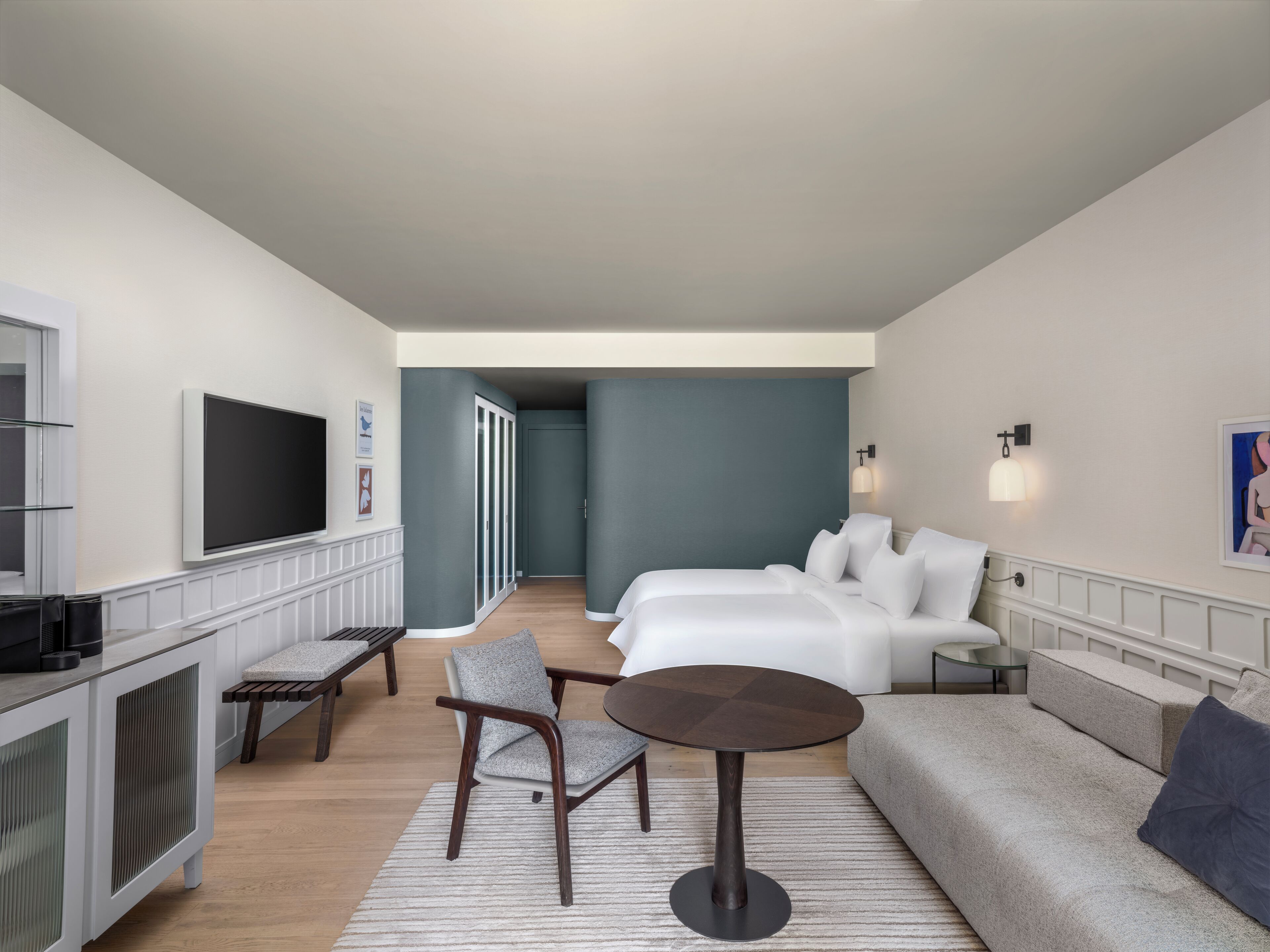 Frigobar, cofres nos quartos, ferros/tábuas de passar roupa